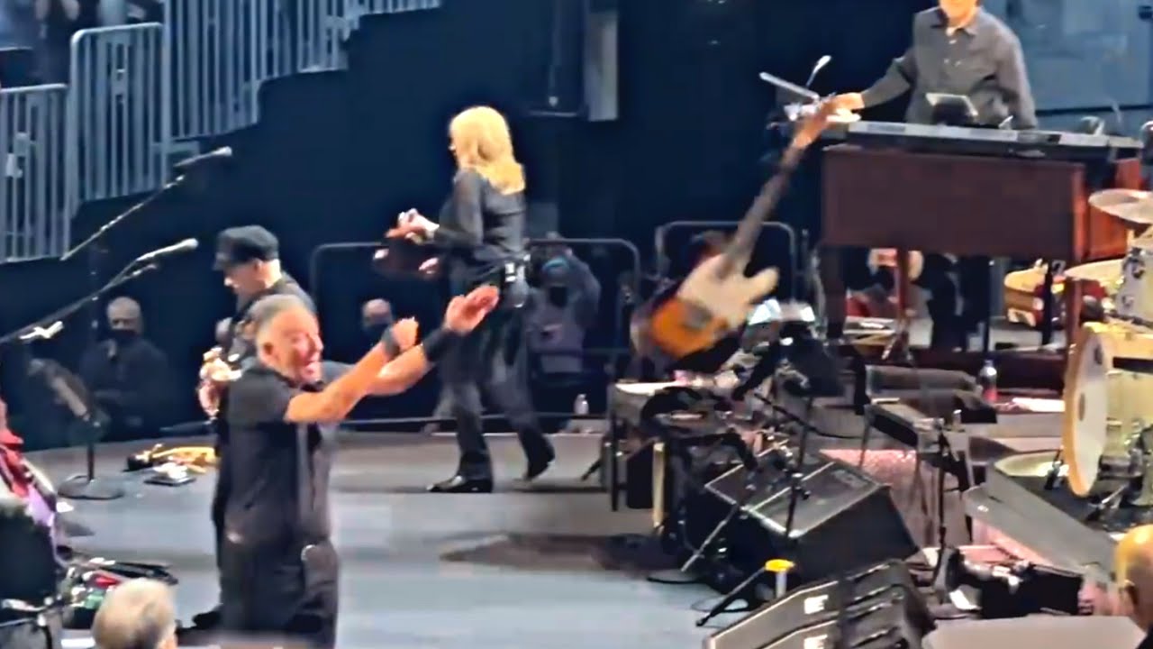 Bruce Springsteen Accidently Hits His Guitar Tech - ISMOKEIT.NET